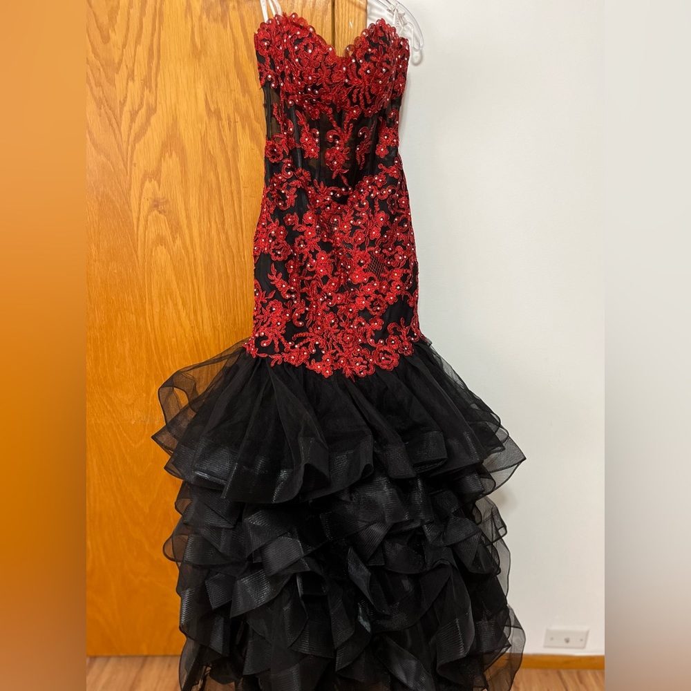 Red And Black Mermaid Style Prom Dress From Peaches B… - Gem